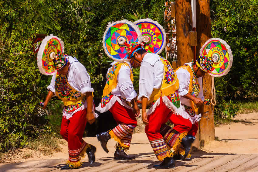 Voladores De Papantla En Xcaret Turimexico